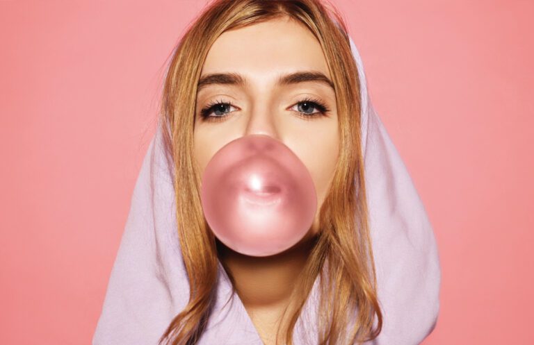 Qué beneficios y riesgos tiene el consumo de chicle