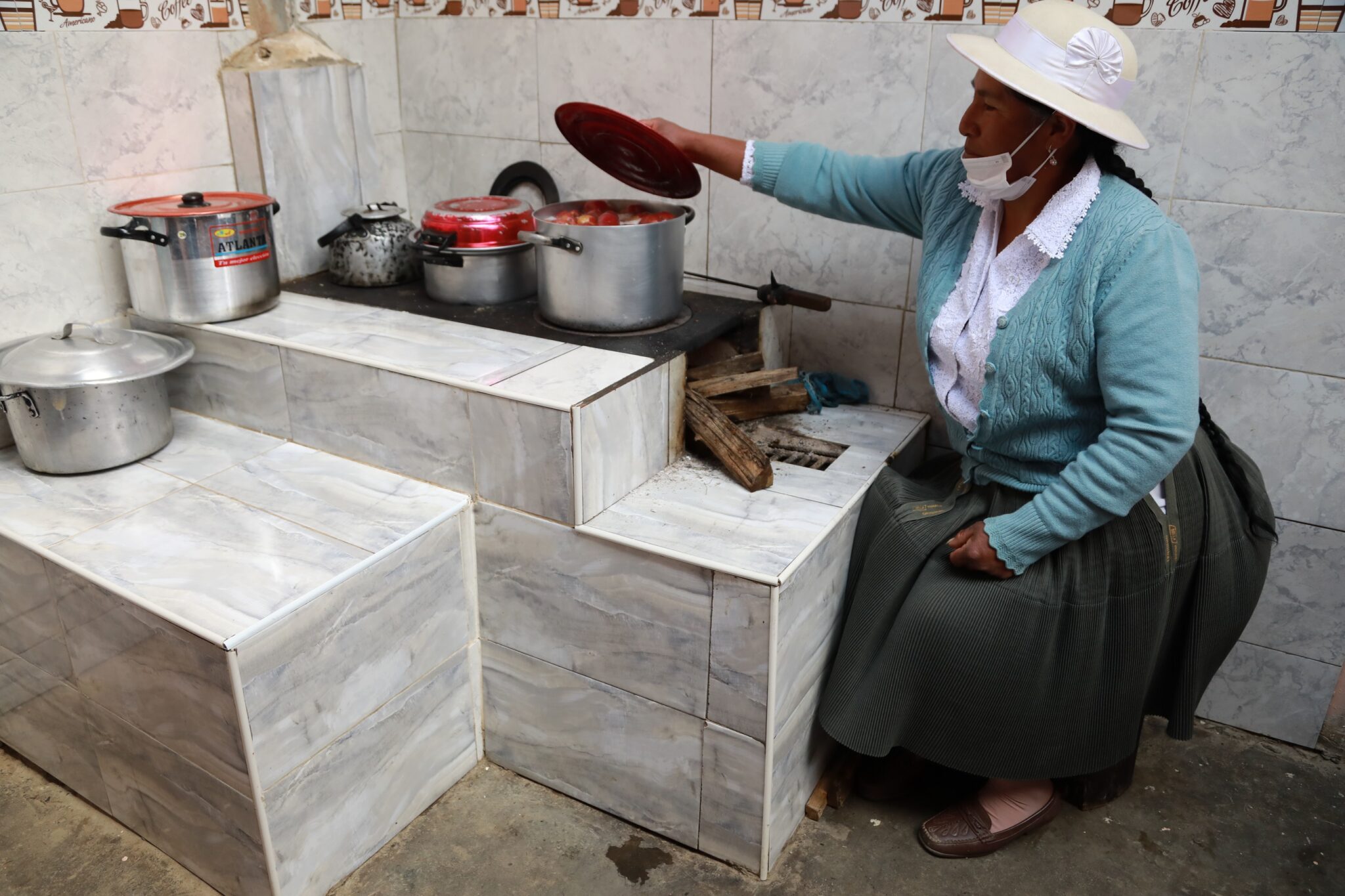 Qué son y cómo funcionan las cocinas ecológicas mejoradas a leña