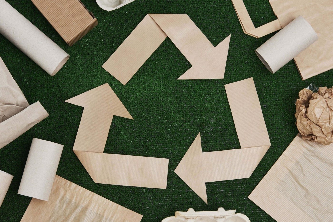 Qué hacer con un recipiente lleno de papeles reciclables